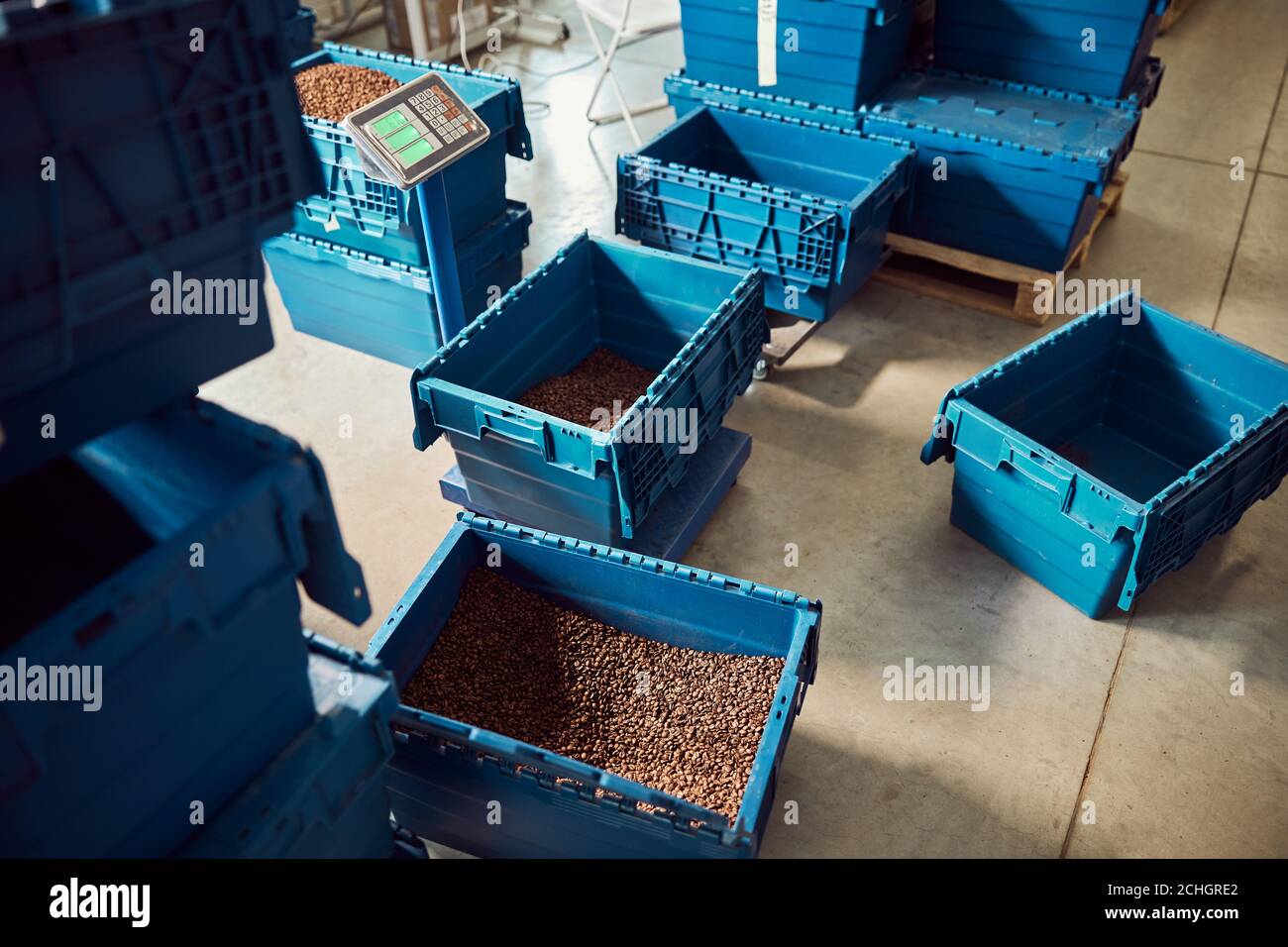 Plastic container with coffee beans on scales Stock Photo - Alamy