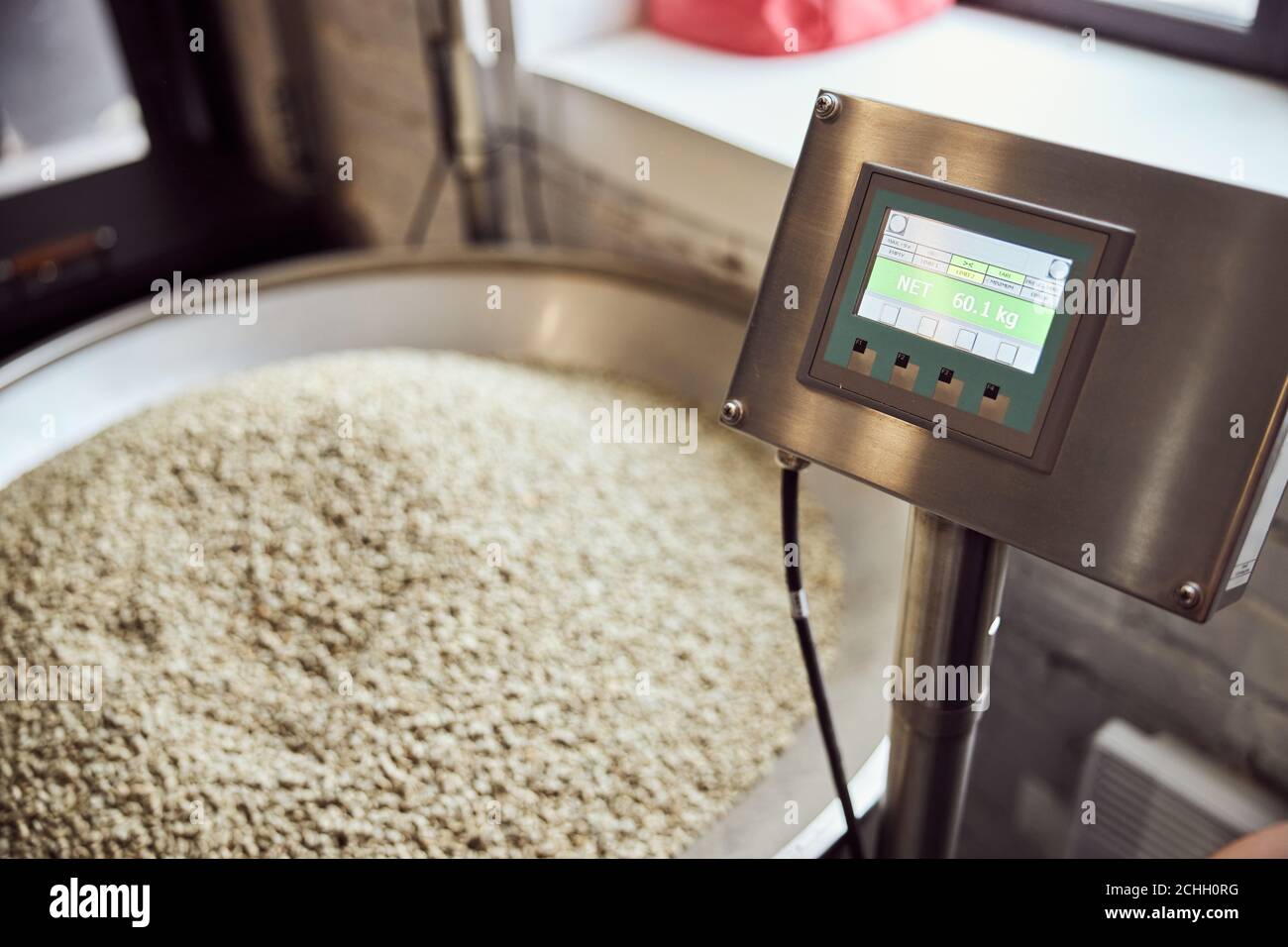 Scales display showing weight of coffee beans Stock Photo - Alamy