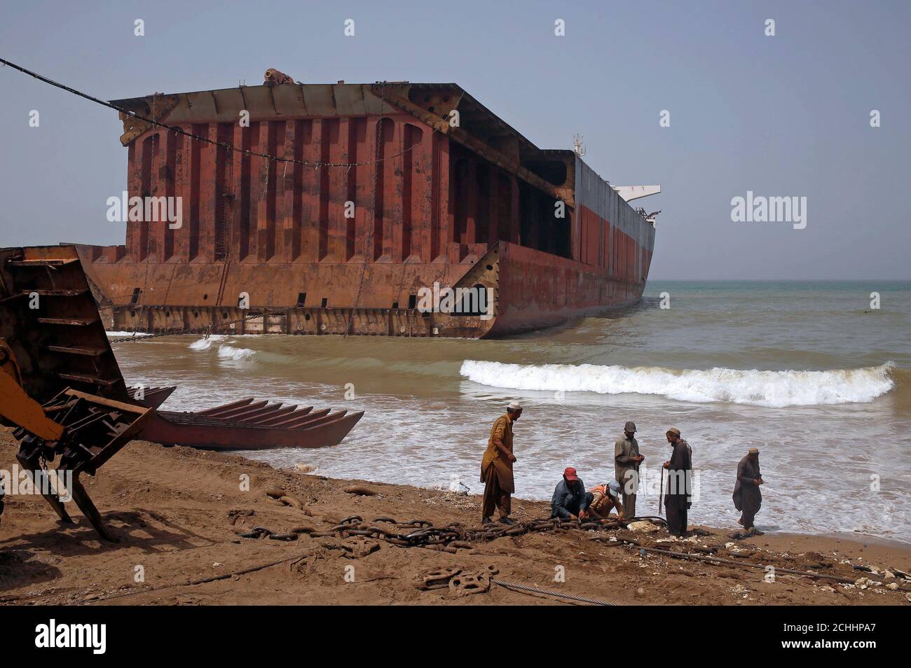 Shipbreaking pakistan hi-res stock photography and images - Alamy