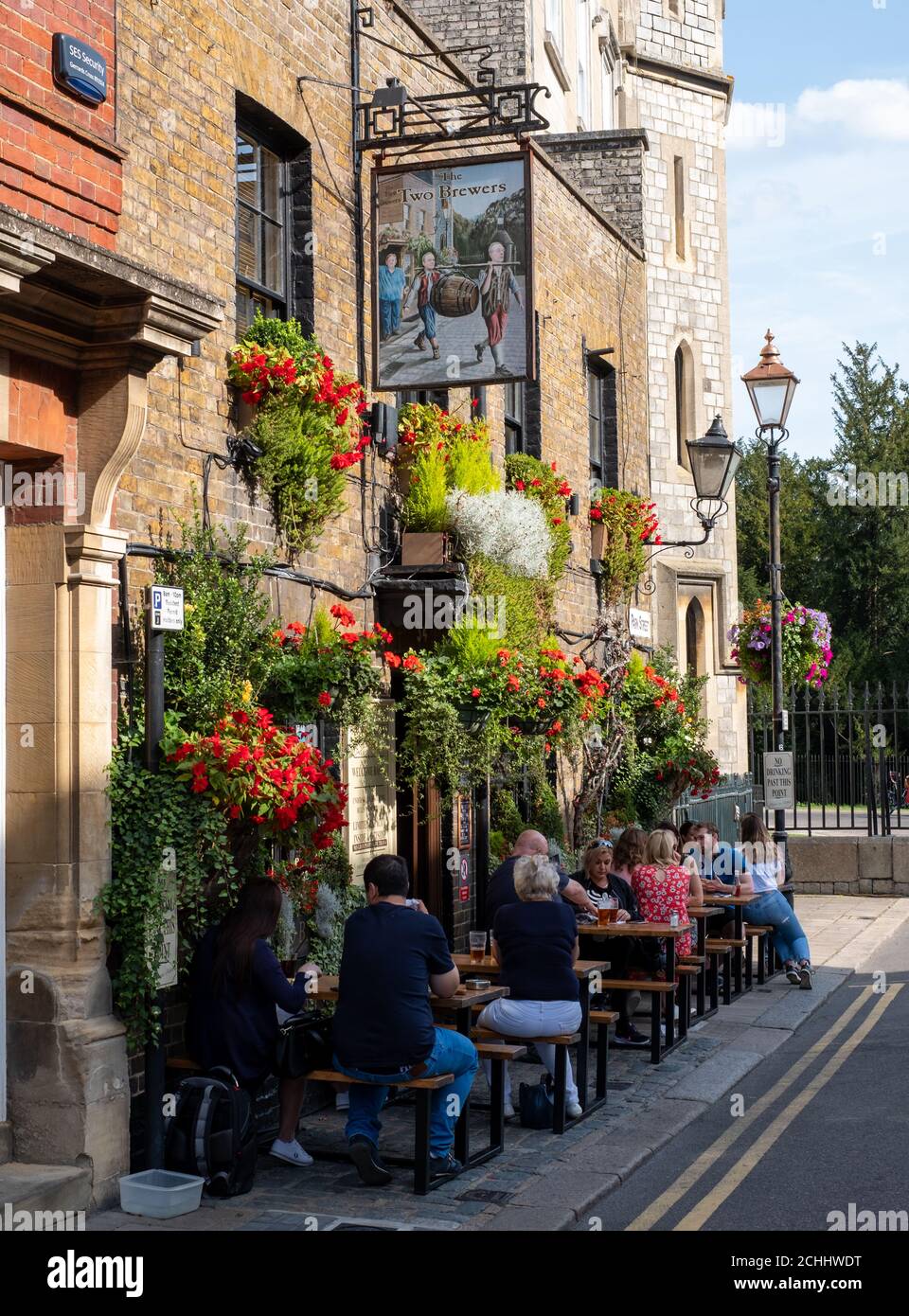 Coronavirus pub windsor hi-res stock photography and images - Alamy