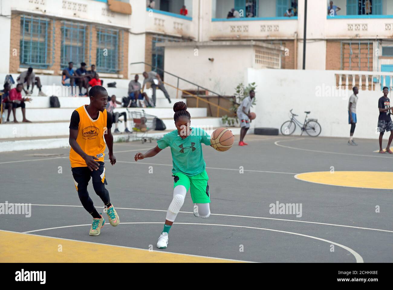 Senegal basketball player hi-res stock photography and images - Alamy