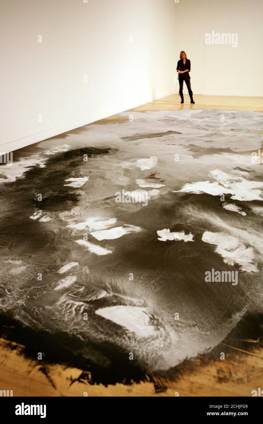 Atomised passenger jet engine heaped on floor hi-res stock photography ...