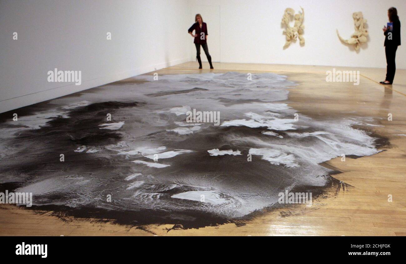 Atomised passenger jet engine heaped on floor hi-res stock photography ...