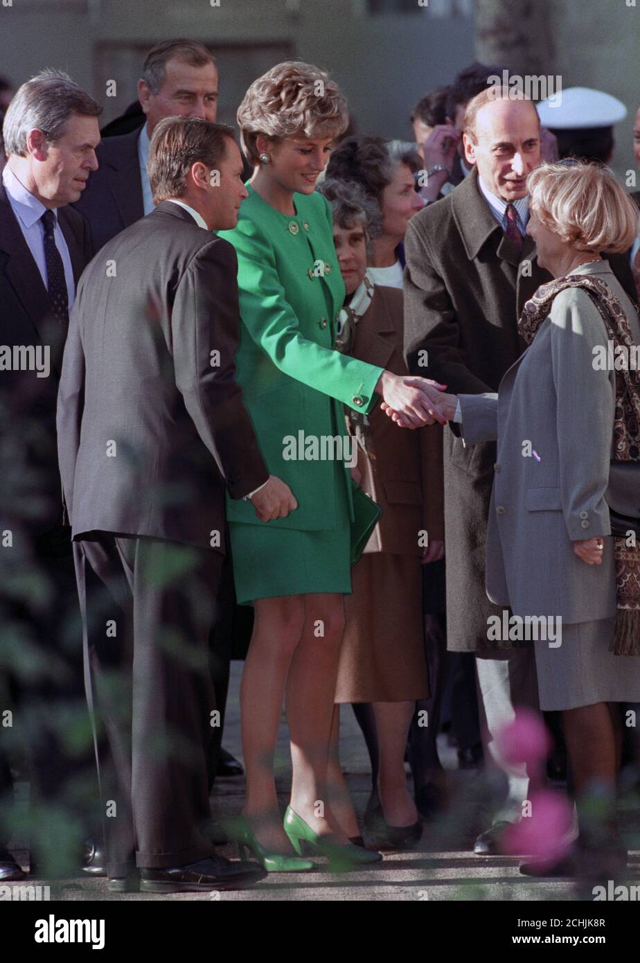 Princess diana crowd hi-res stock photography and images - Alamy