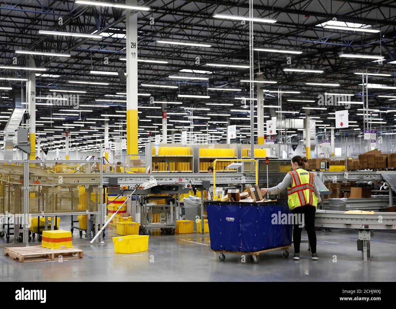 Fulfillment center conveyor hi-res stock photography and images - Alamy