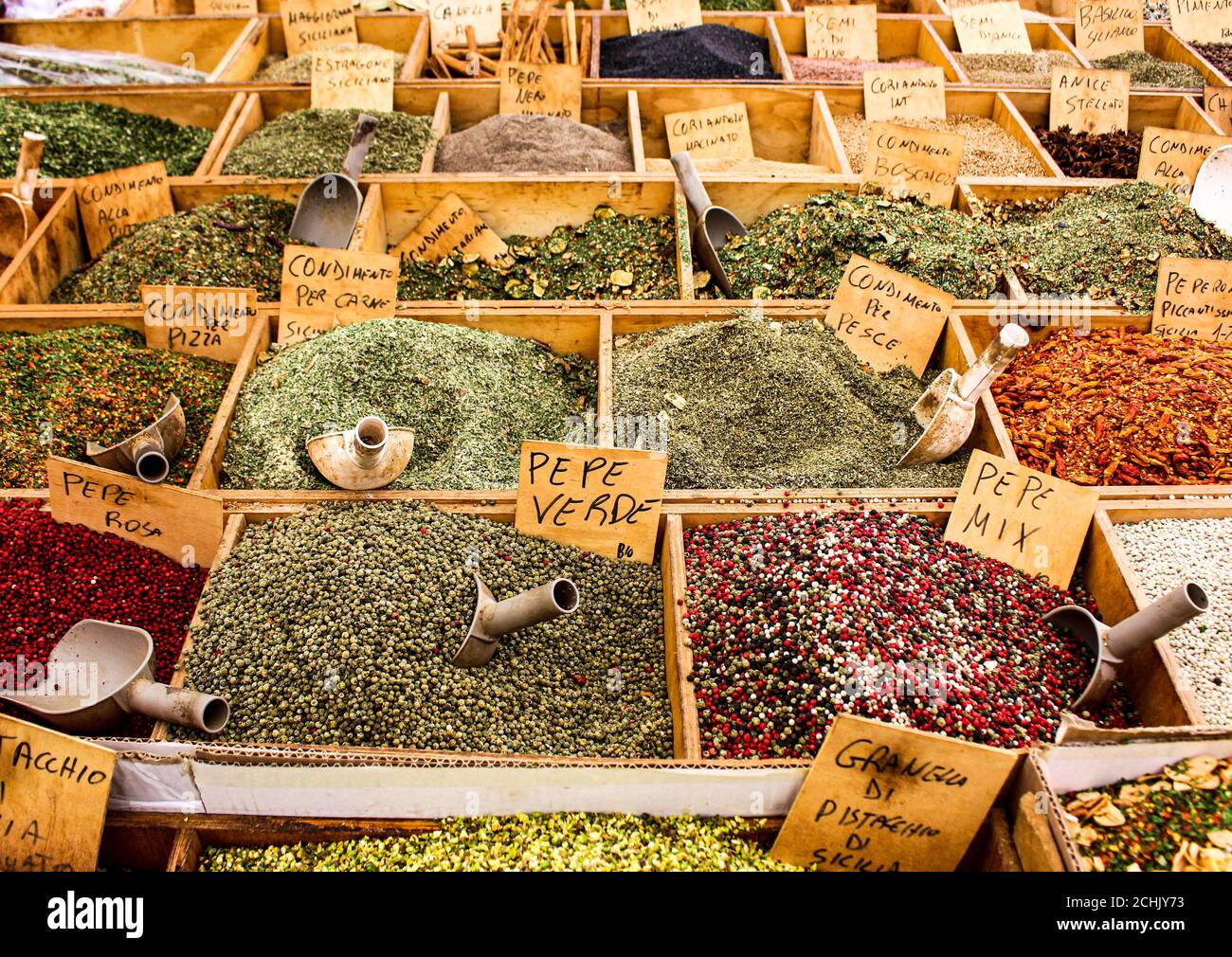 Different spices on display at farmers market Stock Photo - Alamy