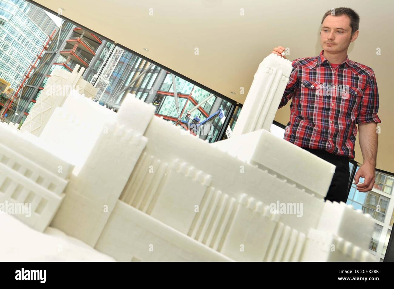 100 scale model tate modern hi-res stock photography and images - Alamy