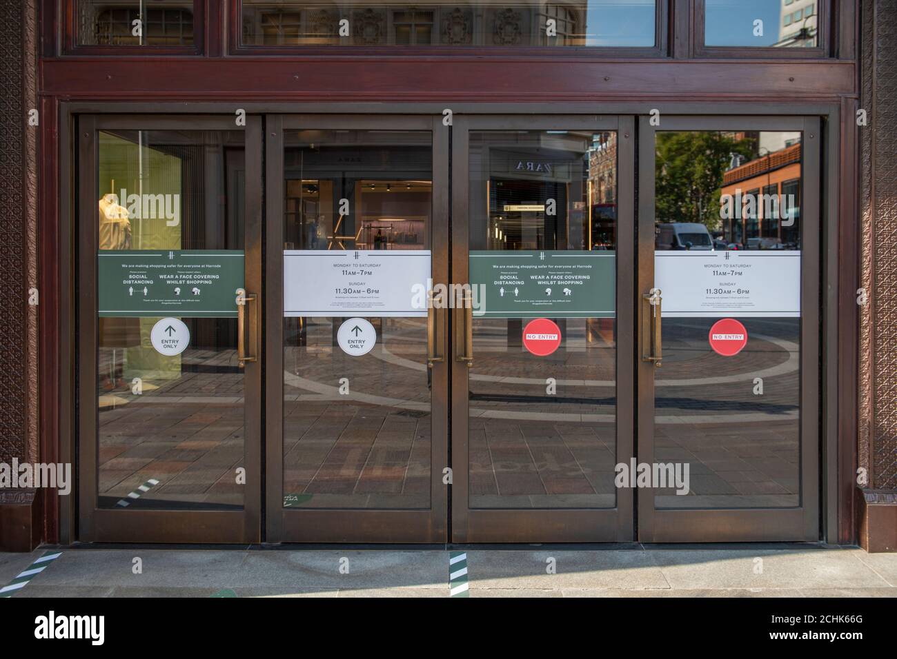 Harrods windows hi-res stock photography and images - Alamy