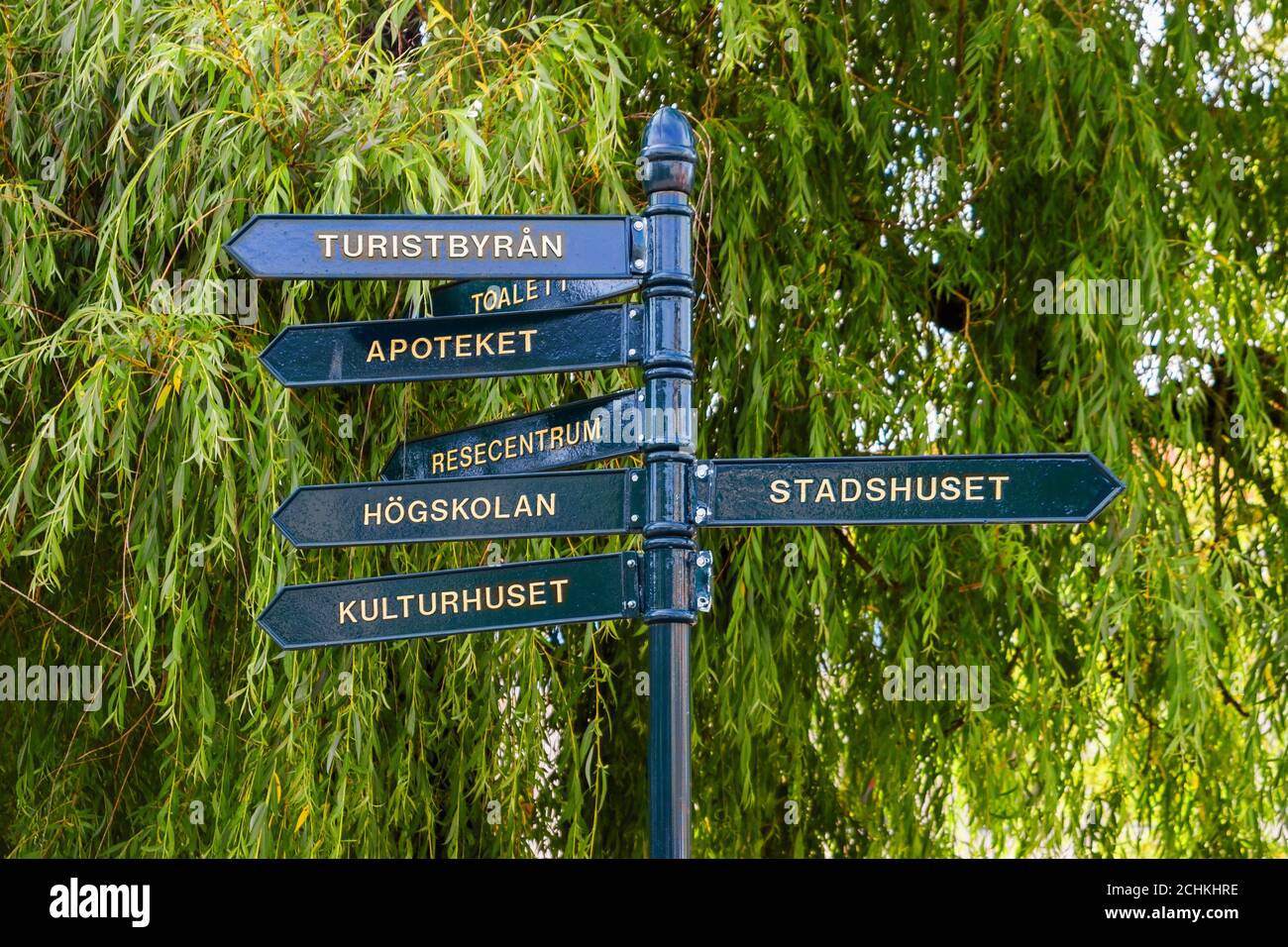 Sign post guiding hi-res stock photography and images - Alamy