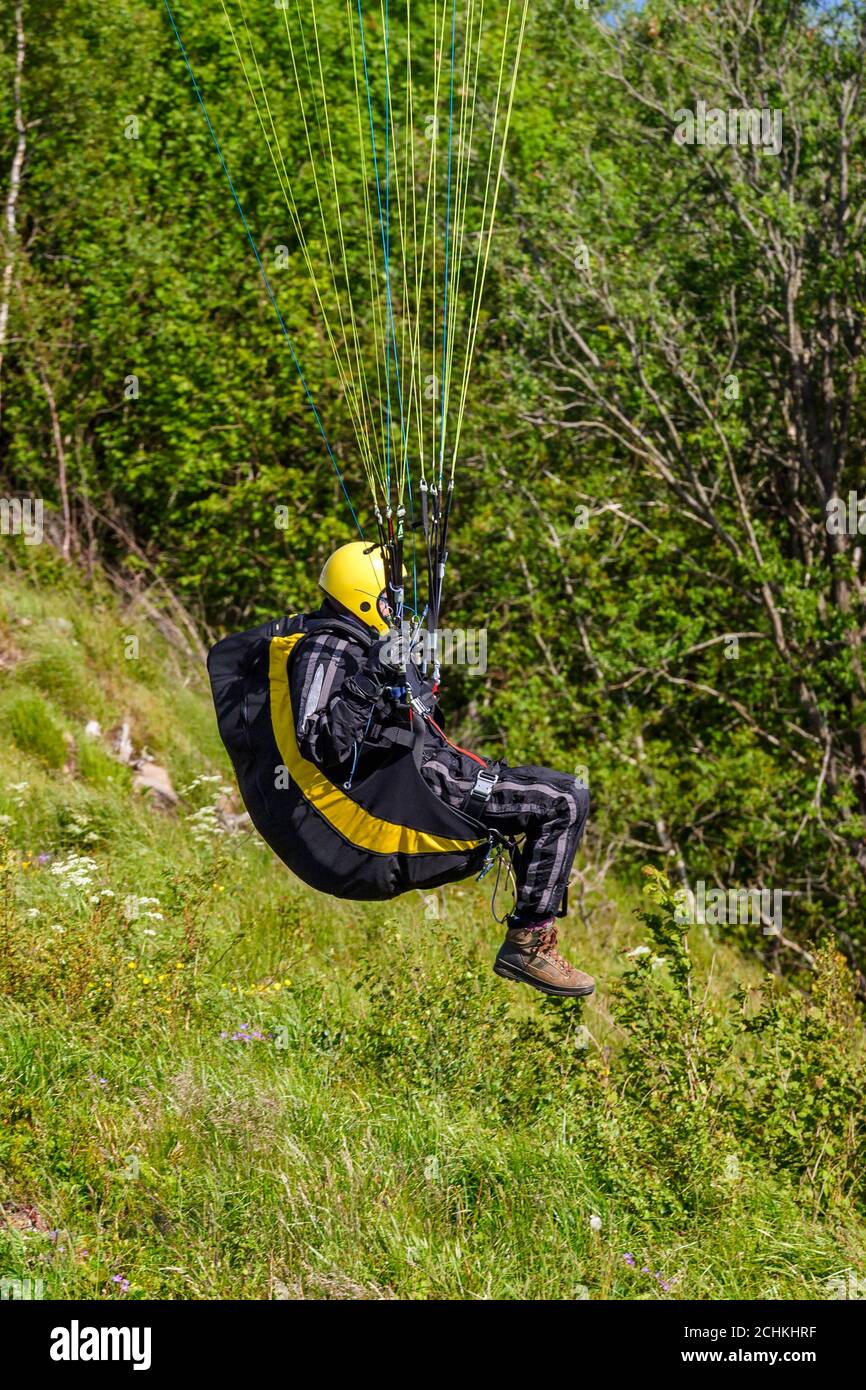 Paraglider pilot sitting in a harness at take off Stock Photo - Alamy