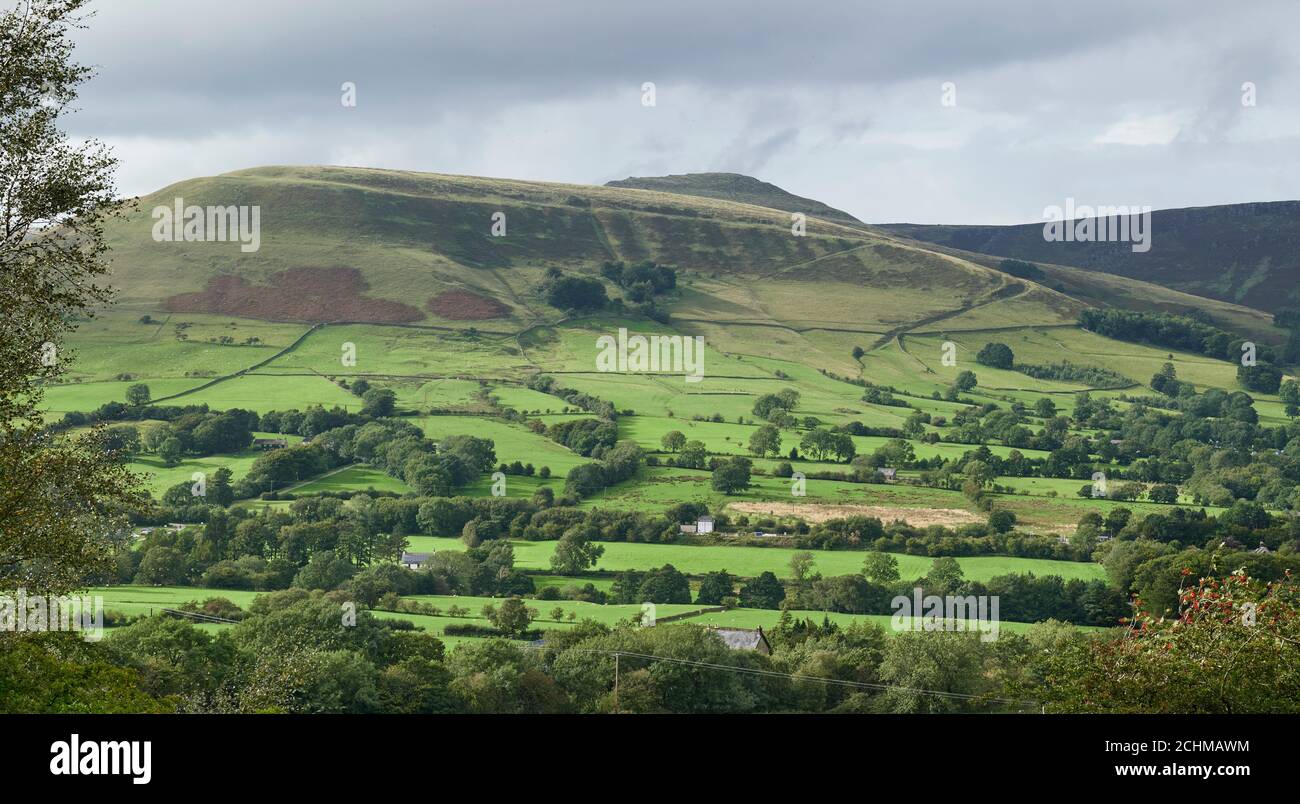 Edale farmland and fields with moorland and Grindslow Knoll rising in ...