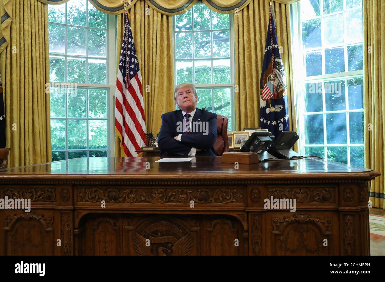 Donald trump oval office desk hi-res stock photography and images - Alamy