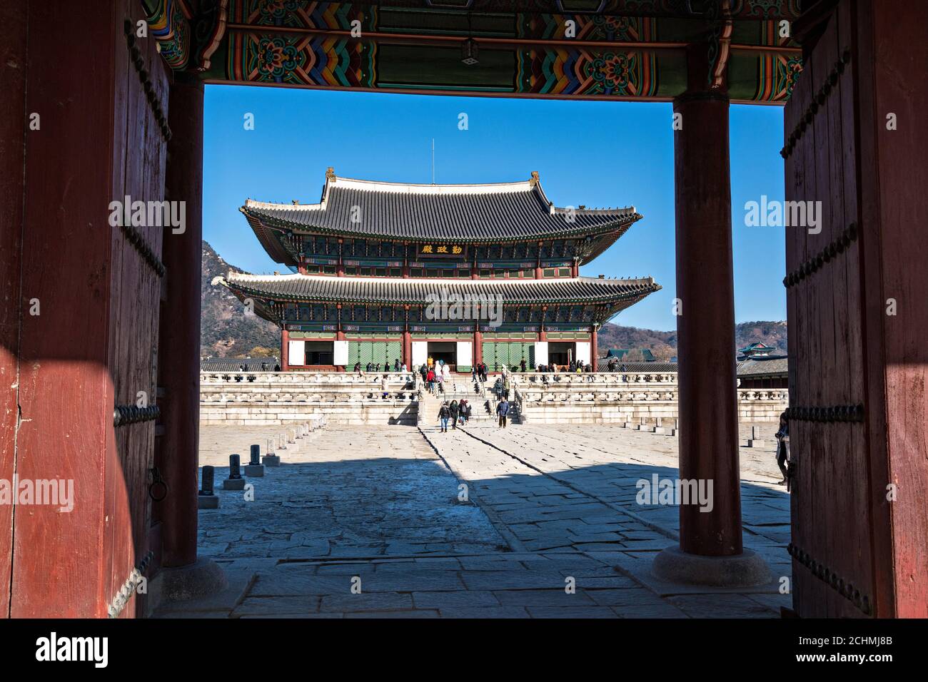 The Geunjeong-jeon or Throne Hall, framed by the Geunjeongmun gate at ...