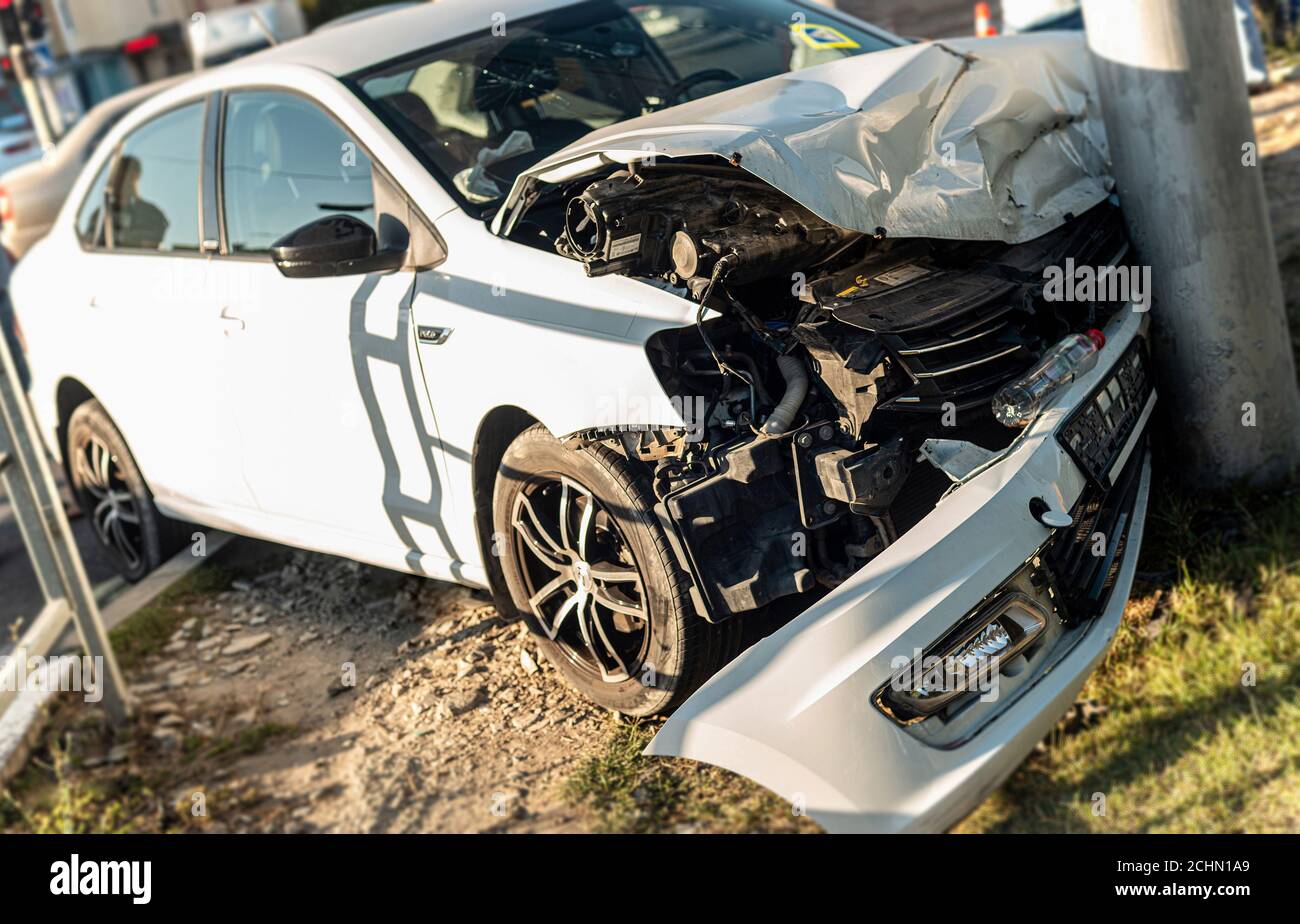 Car crashed into lamppost hi-res stock photography and images - Alamy