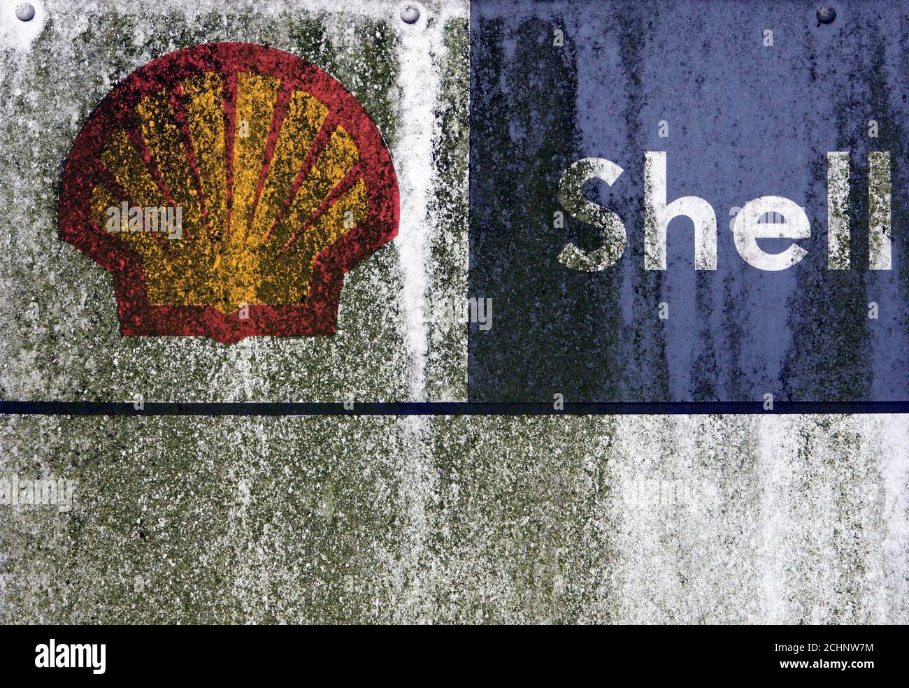 Shell oil logo tanker hi-res stock photography and images - Alamy