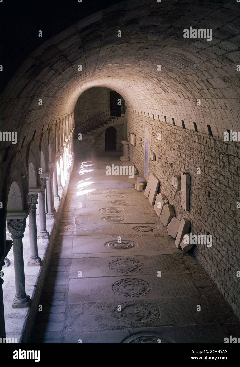 CLAUSTRO ROMANICO DE LA CATEDRAL DE GERONA - SIGLO XII - CRUJIA CON ...