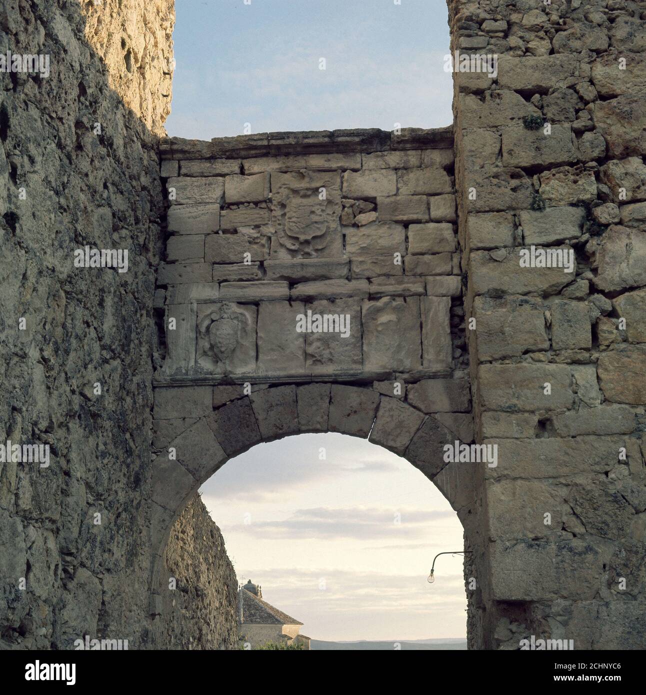 ARCO DE REMATE EN LA PUERTA DE ENTRADA A LA CIUDAD. Location: EXTERIOR ...
