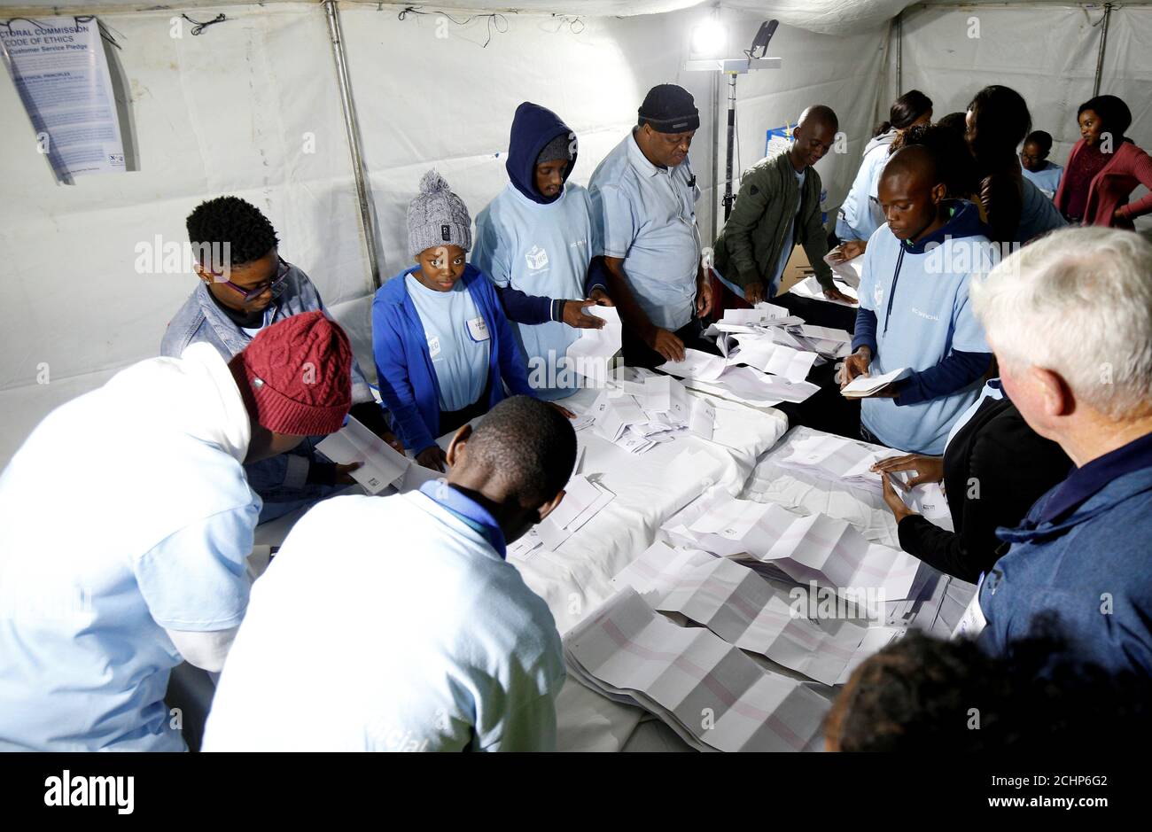 Counting votes africa hi-res stock photography and images - Alamy