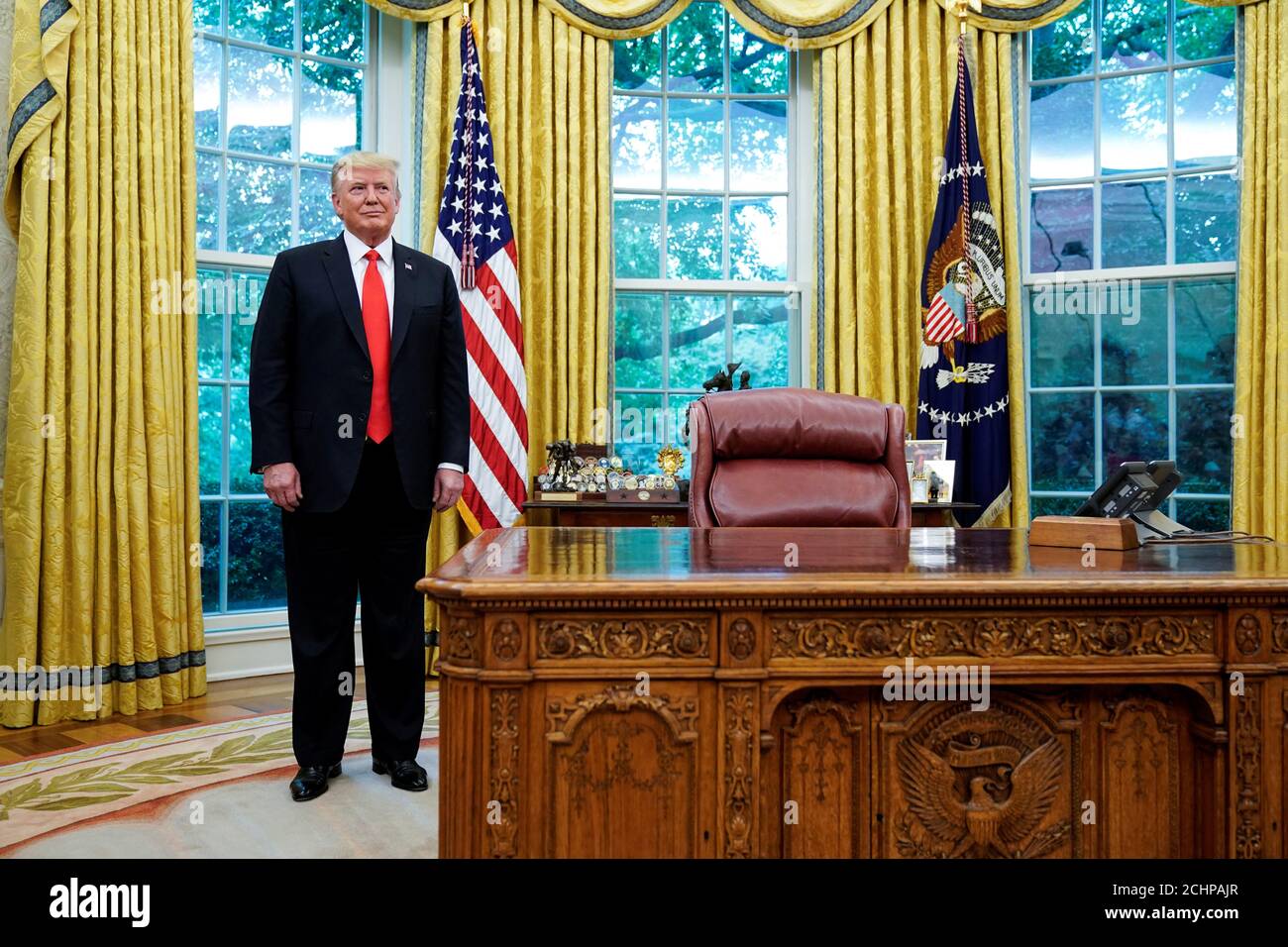 Donald trump oval office desk hi-res stock photography and images - Alamy