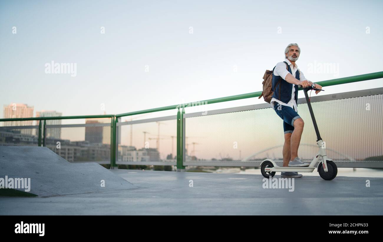 Man going to work full length hi-res stock photography and images - Alamy
