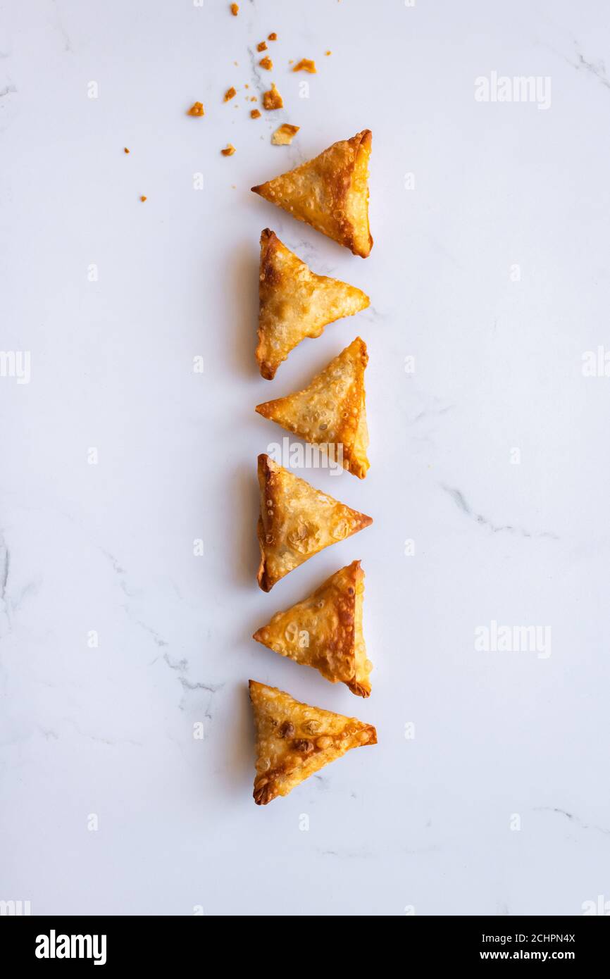 Triangular deep fried samosa hi-res stock photography and images - Alamy
