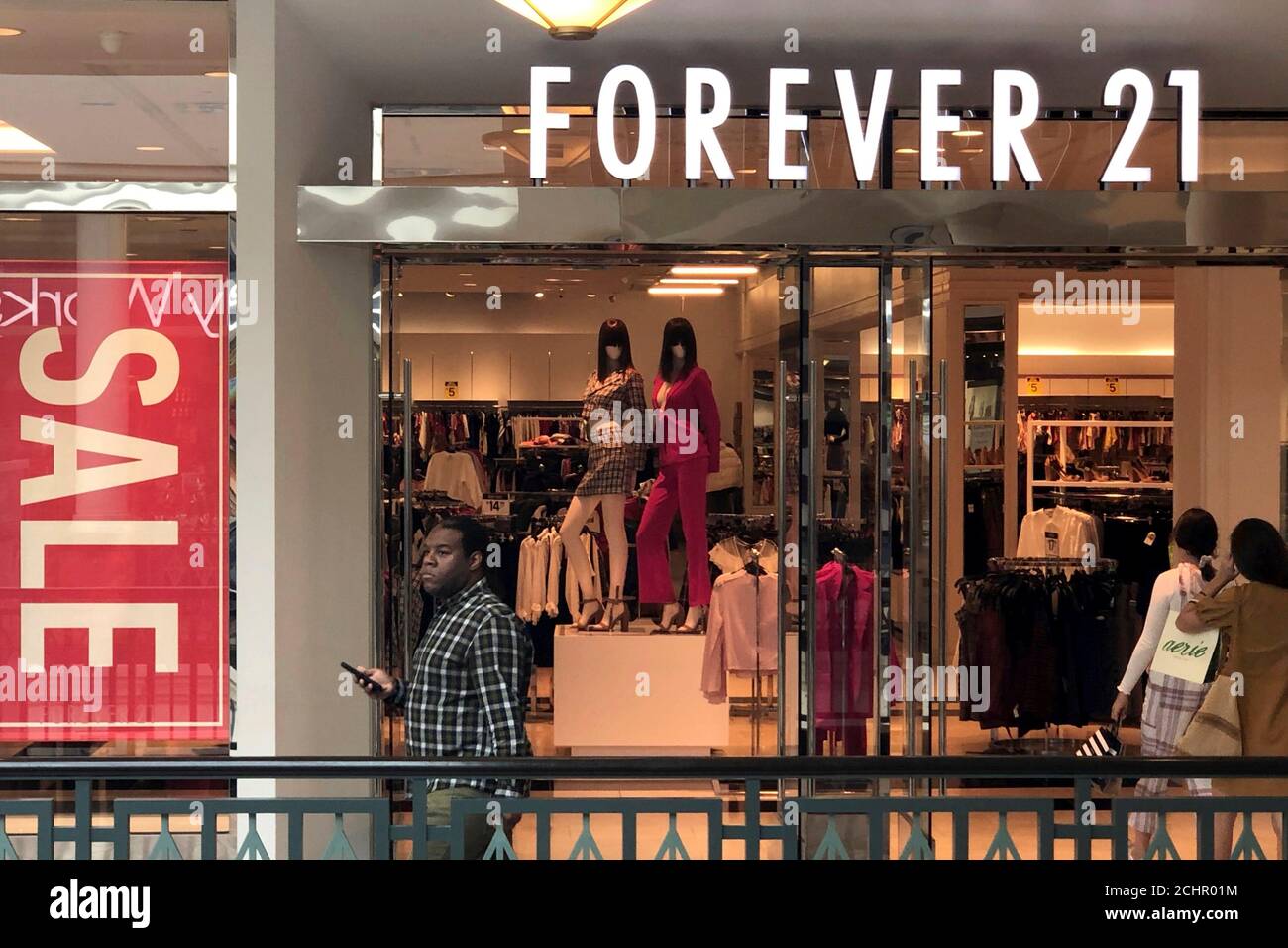 Forever 21 mall hi-res stock photography and images - Alamy