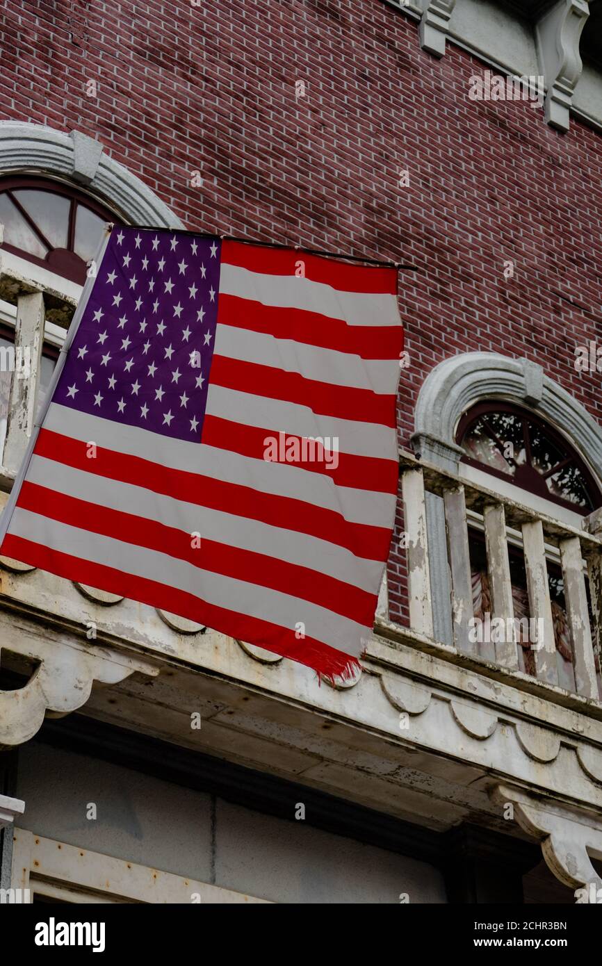 American home with flag flying hi-res stock photography and images - Alamy
