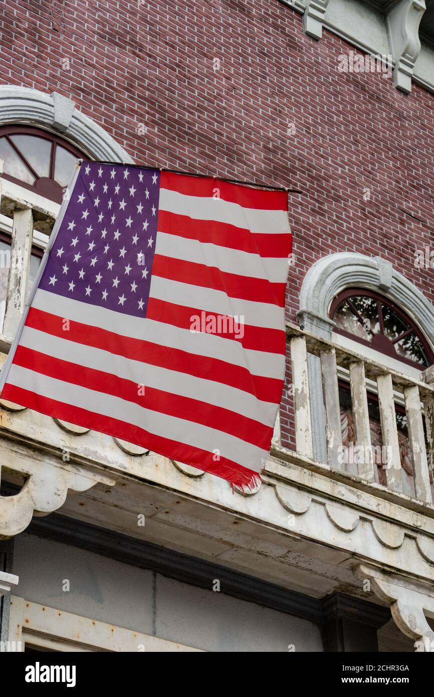 Colonial home american flag hi-res stock photography and images - Alamy