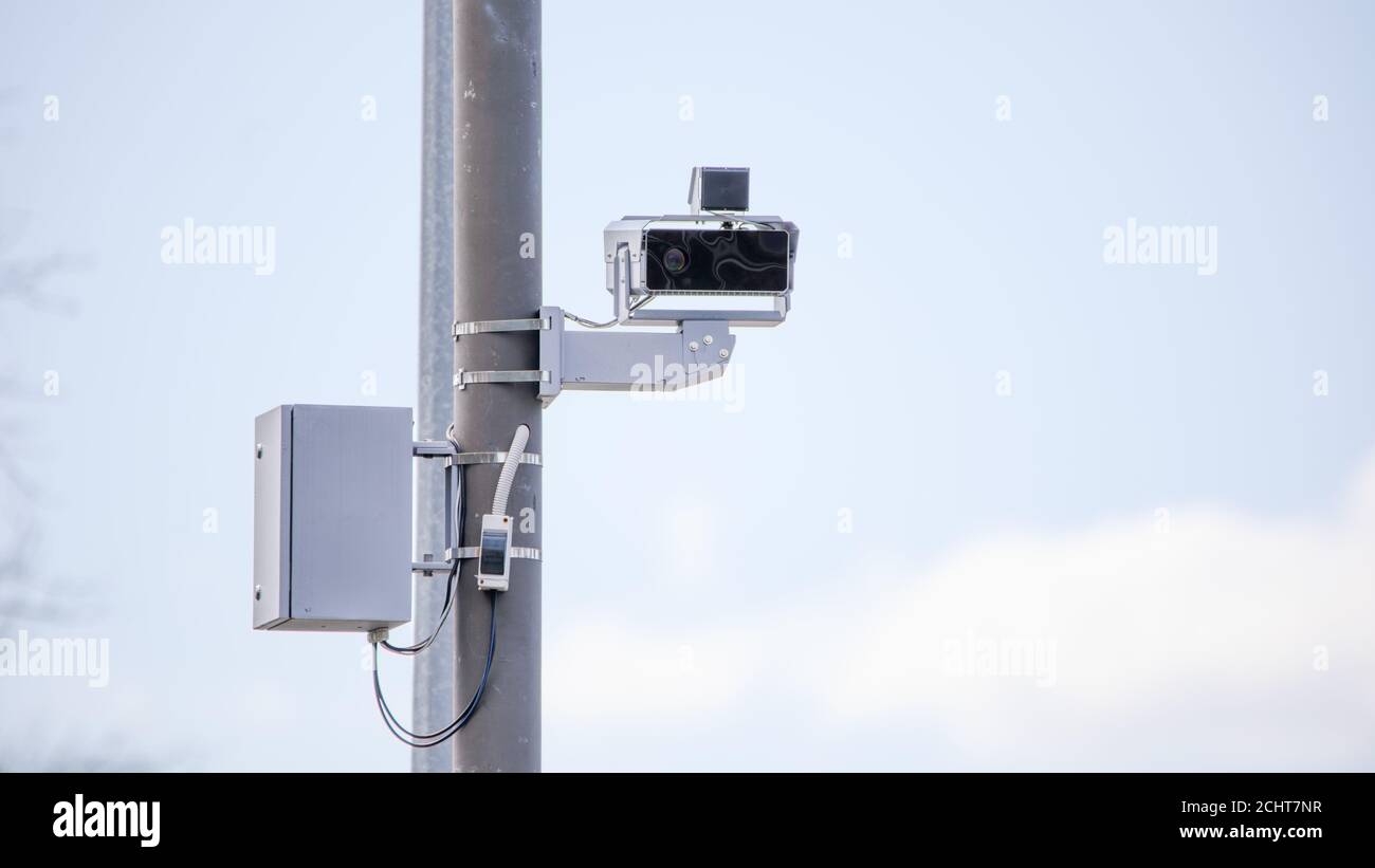 Radar fixing the speed of cars on the road Stock Photo - Alamy