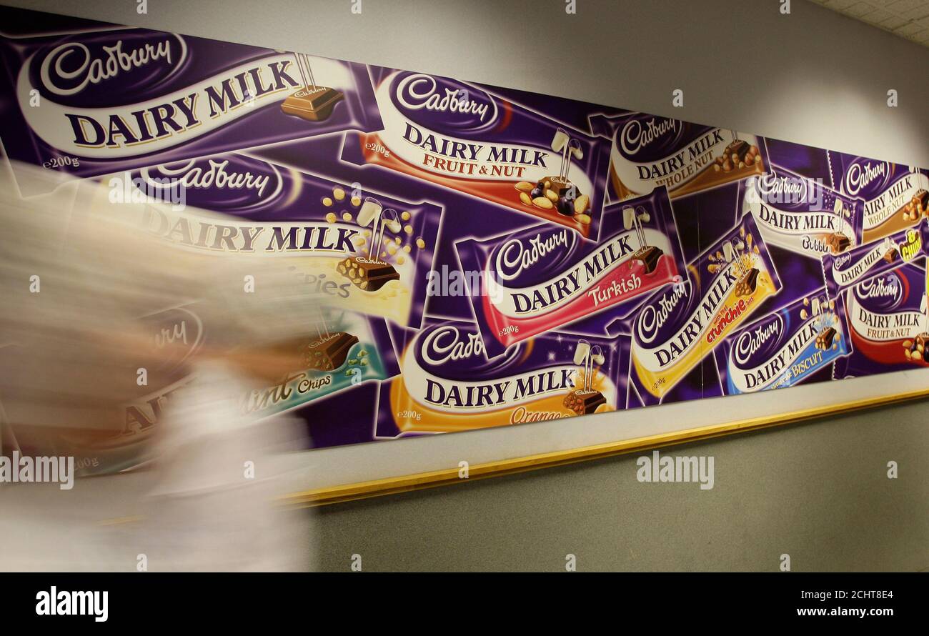 Workers at the cadbury factory in birmingham hi-res stock photography ...