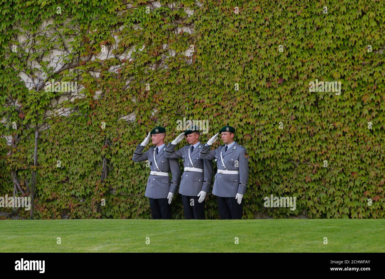 German soldiers salute defence minister hi-res stock photography and ...