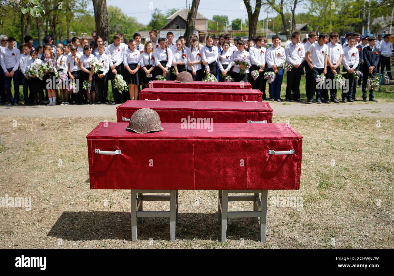 Coffins of soldiers ww2 hi-res stock photography and images - Alamy