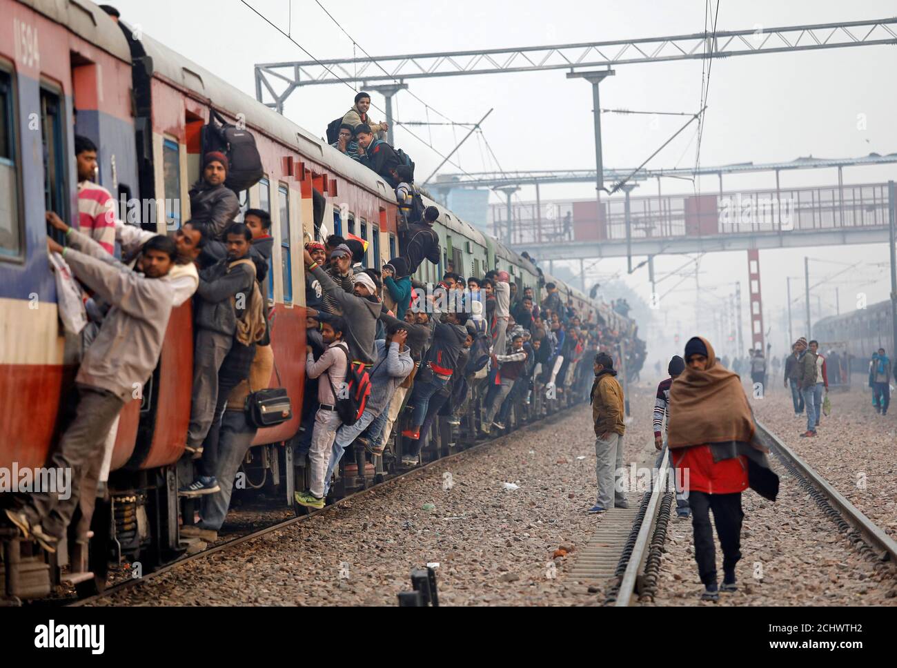 Overcrowded train delhi india hi-res stock photography and images - Alamy