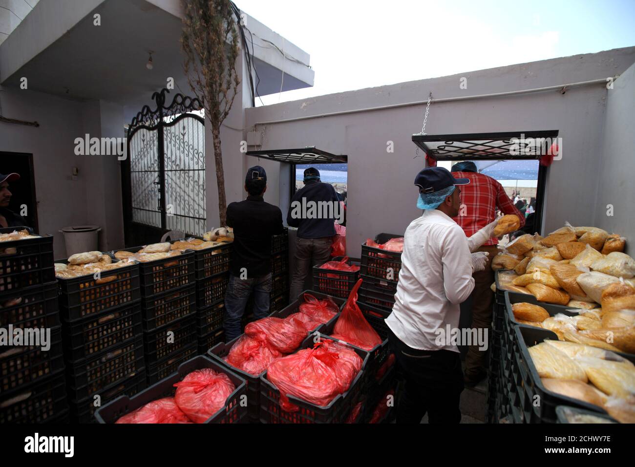 Yemen food distribution hi-res stock photography and images - Alamy
