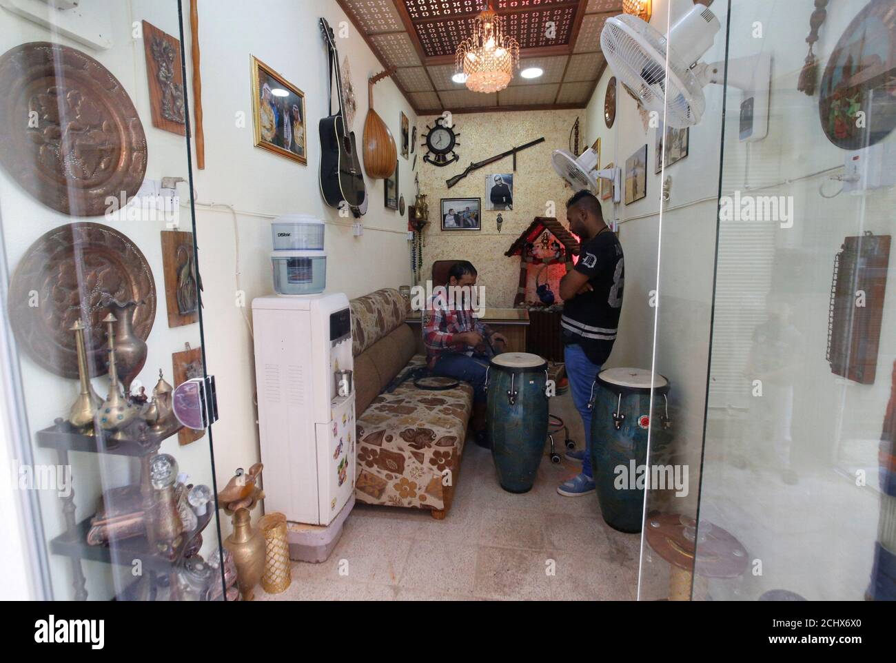 Iraq musical instruments hi-res stock photography and images - Alamy