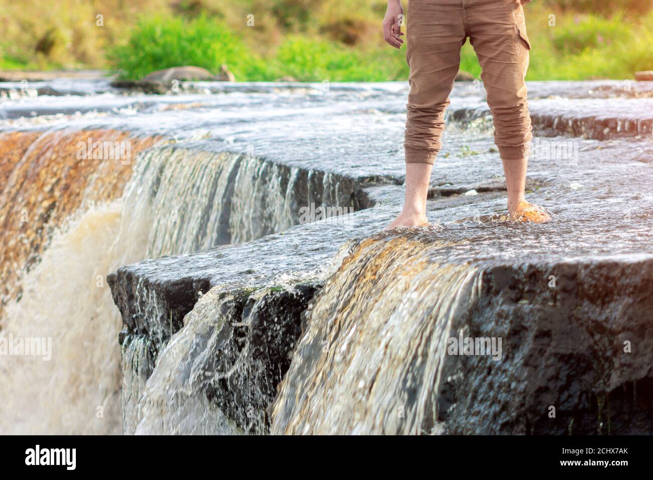 Man stands edge rocky hi-res stock photography and images - Alamy