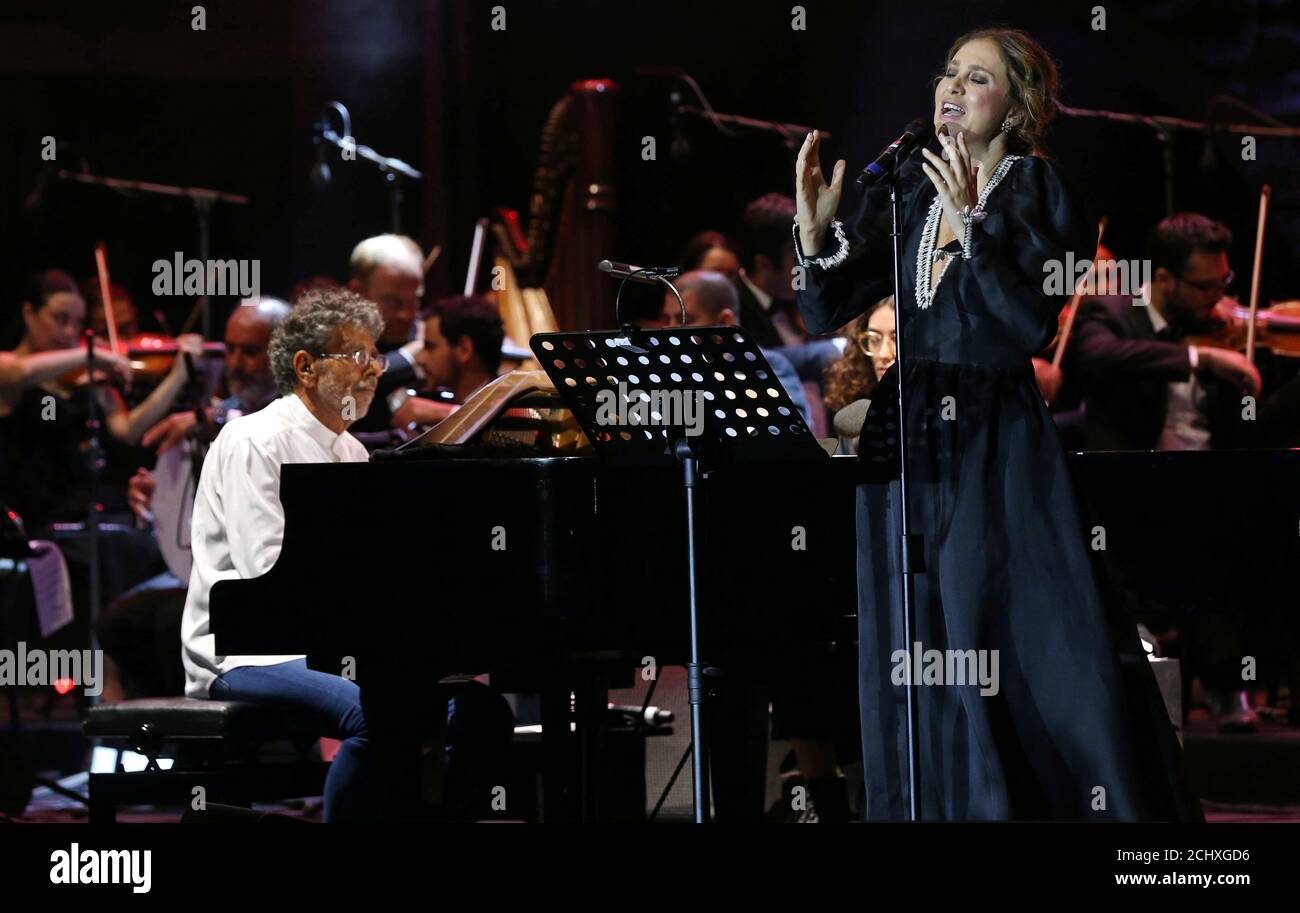 Granddaughter of singer hi-res stock photography and images - Alamy