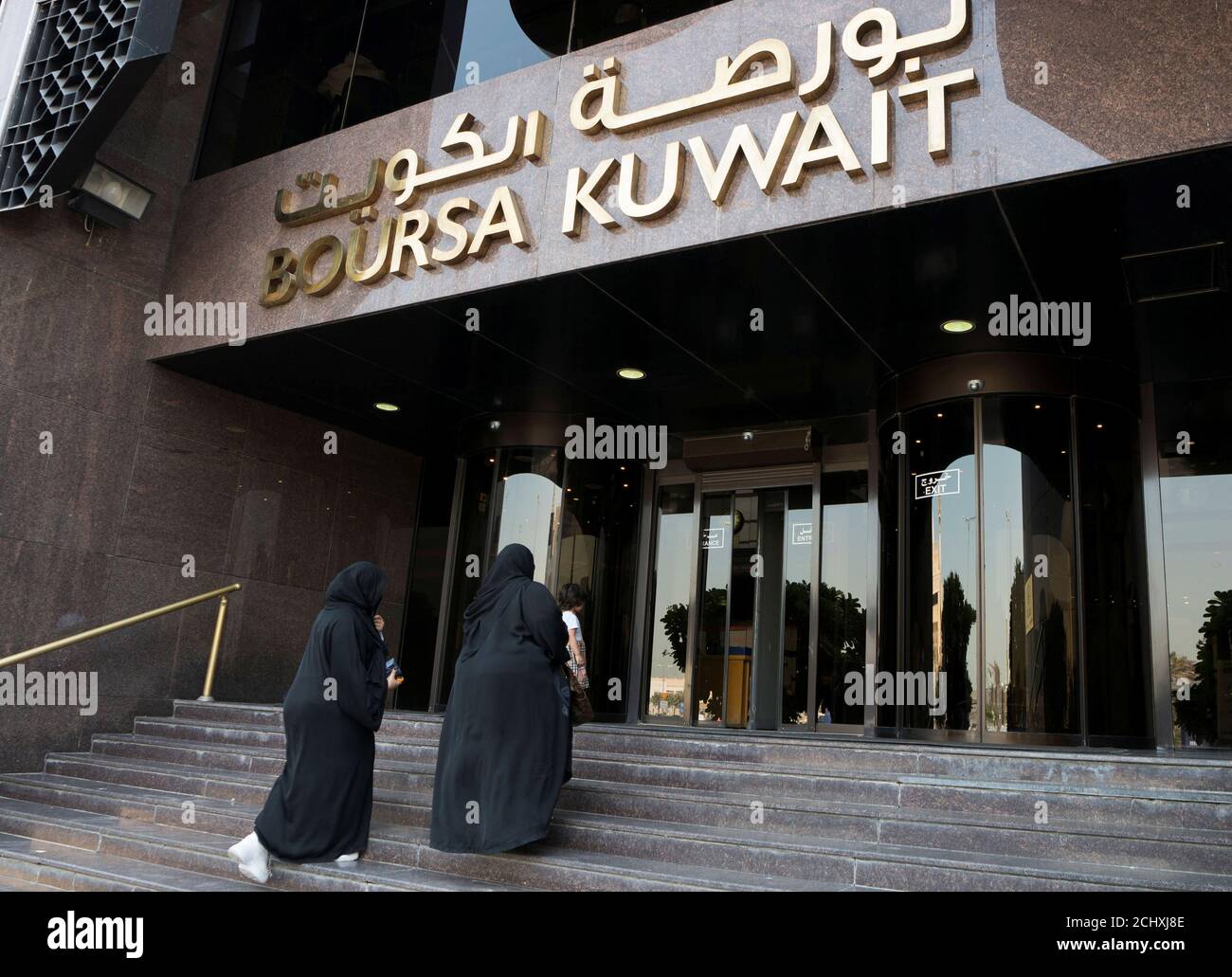 Kuwaiti women hi-res stock photography and images - Alamy