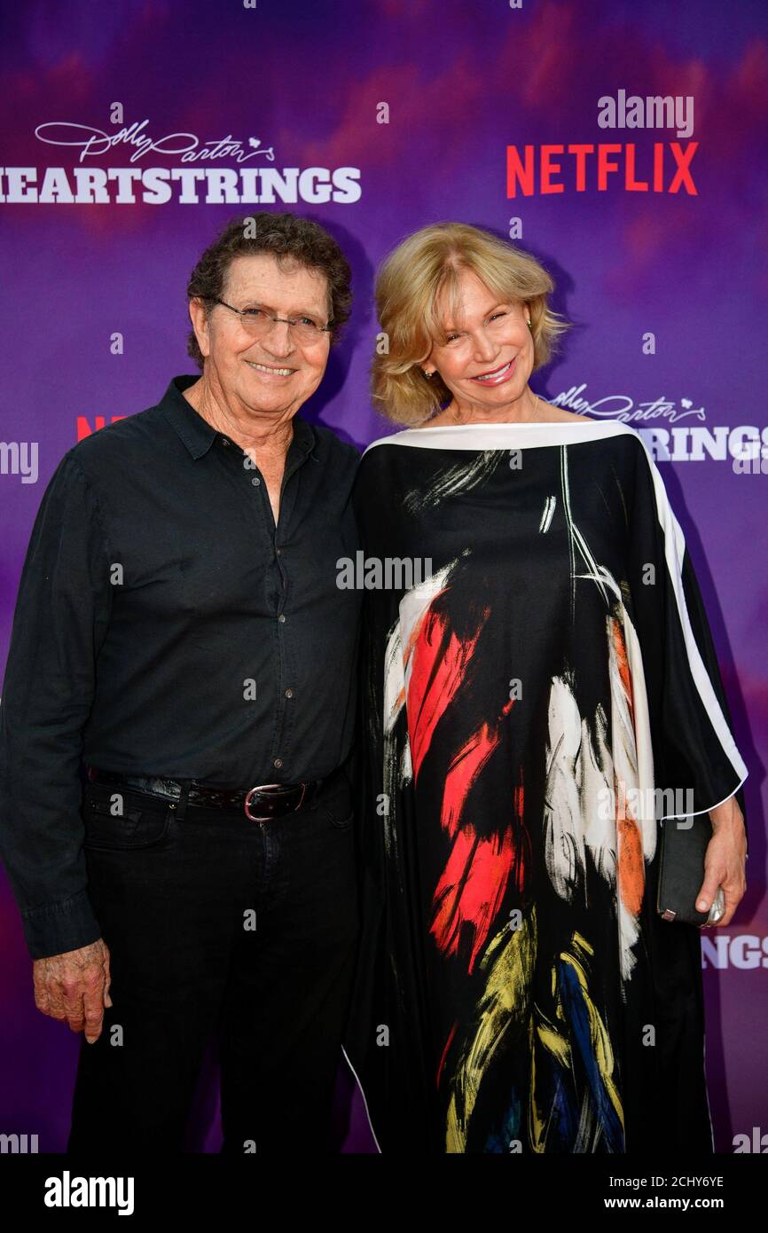 Dolly parton poses hi-res stock photography and images - Alamy