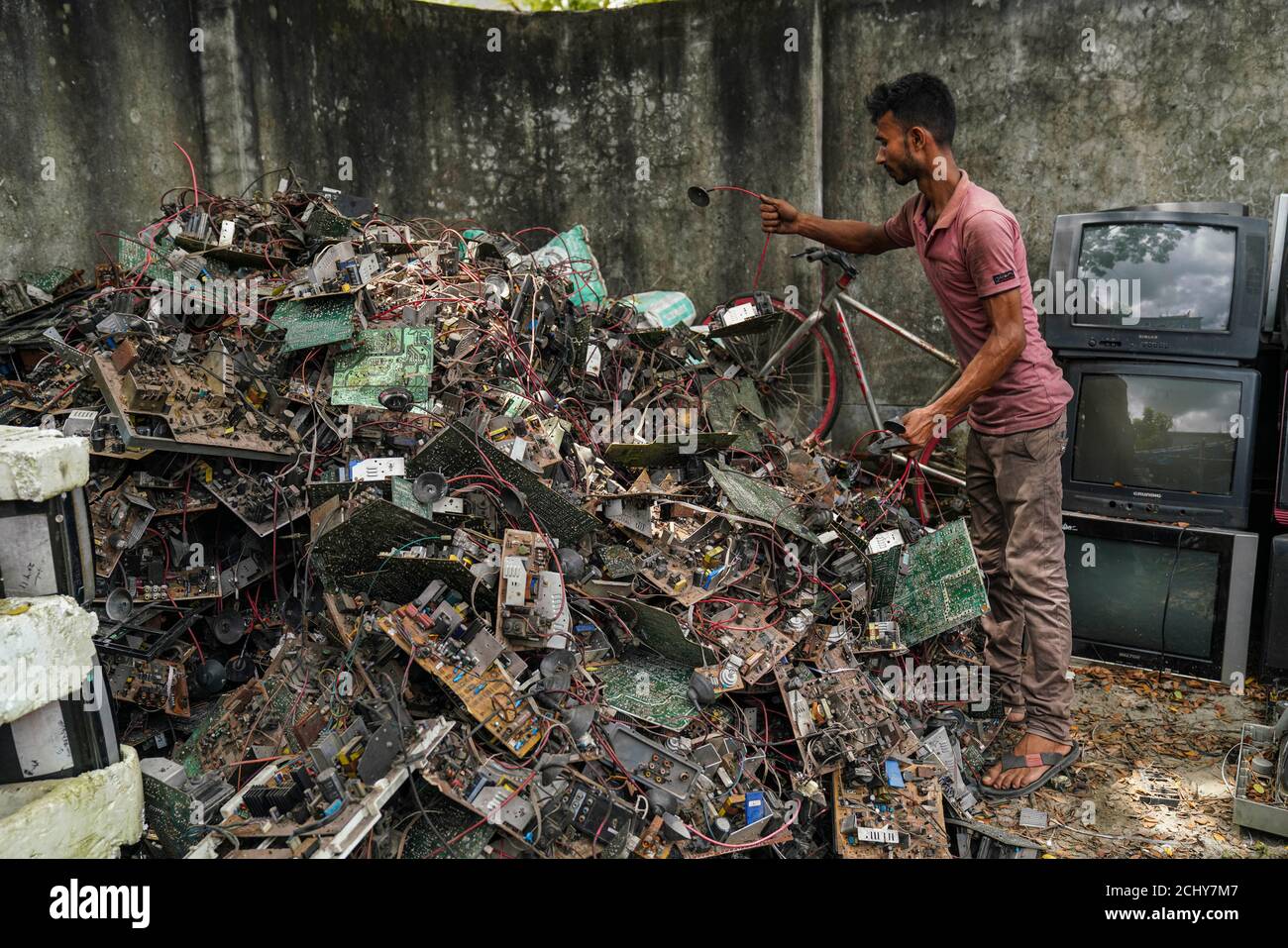 Scrap yard man working hi-res stock photography and images - Alamy