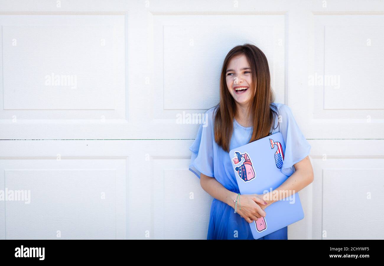 Tween girl computer hi-res stock photography and images - Alamy