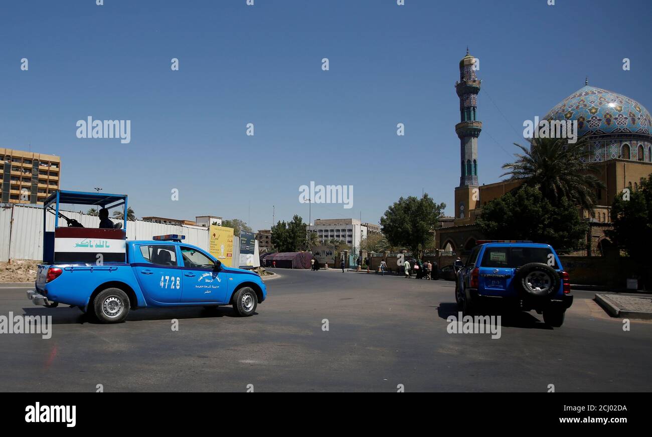 Saddam hussein statue april 2003 hi-res stock photography and images ...