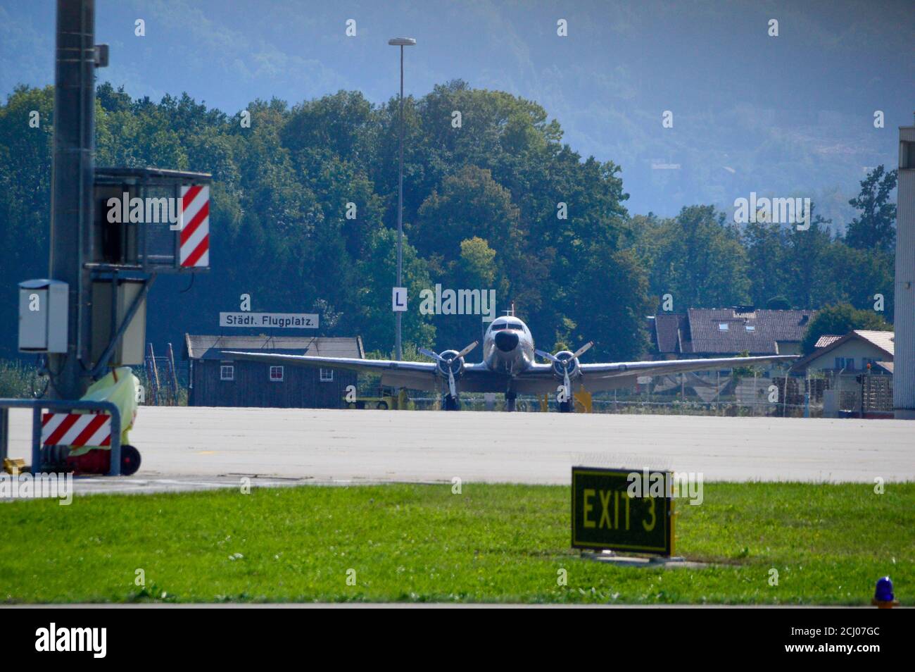 Salzburg flughafen flughafen flughafencode hi-res stock photography and ...
