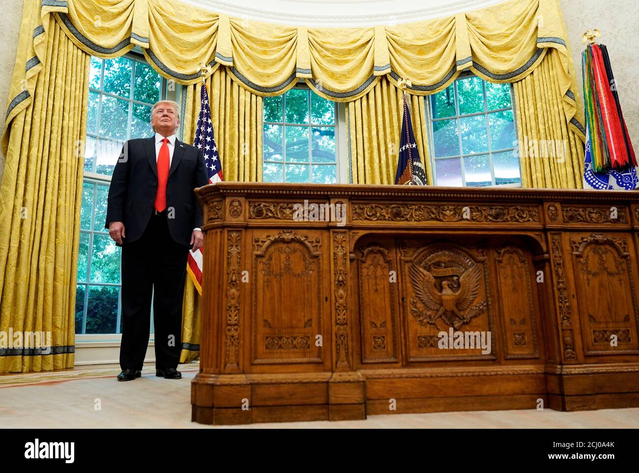 Trump oval office desk hi-res stock photography and images - Alamy