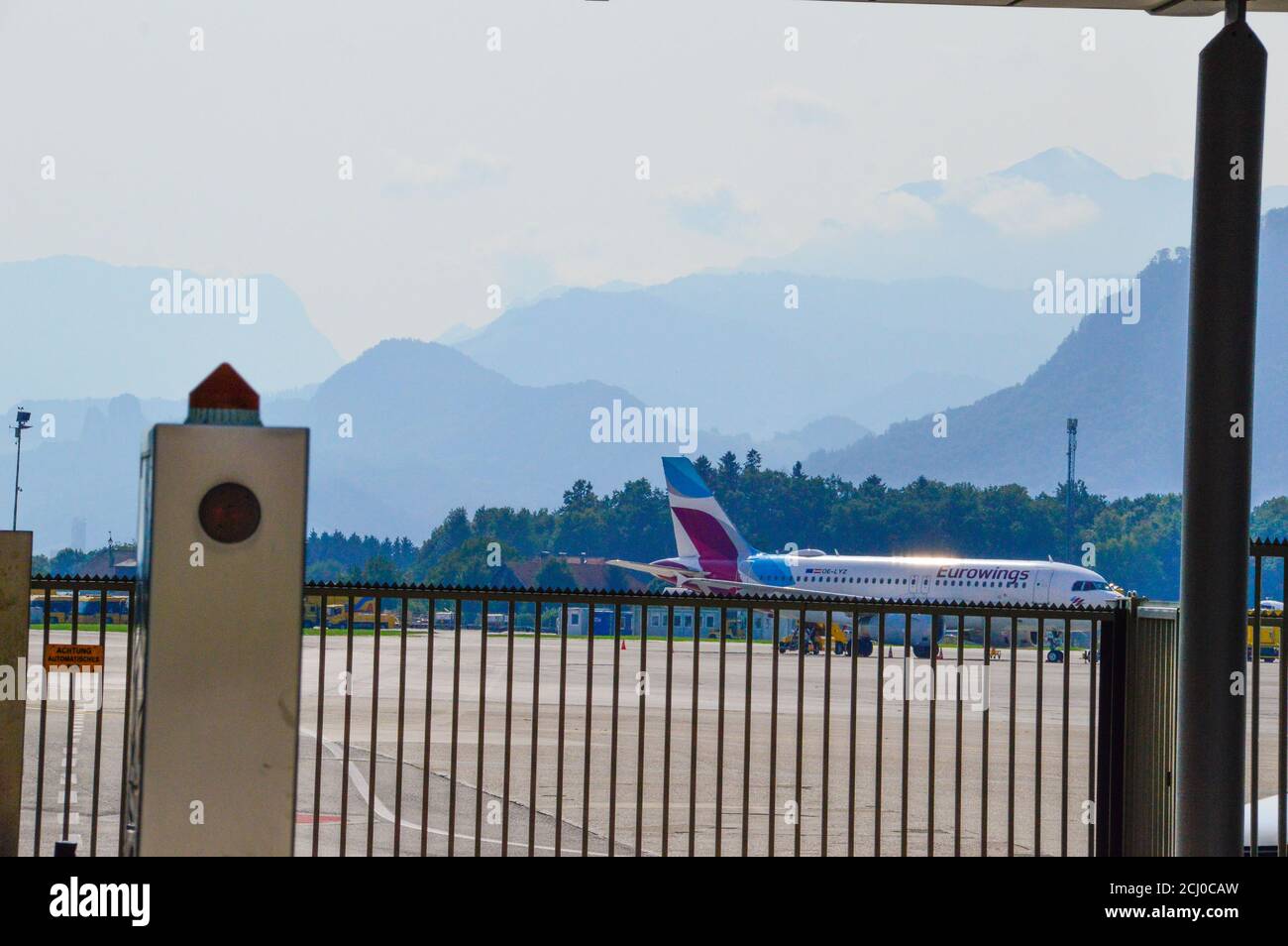 Salzburg flughafen flughafen flughafencode hi-res stock photography and ...