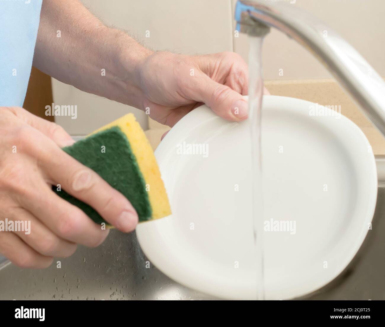 Washing dishes hi-res stock photography and images - Alamy