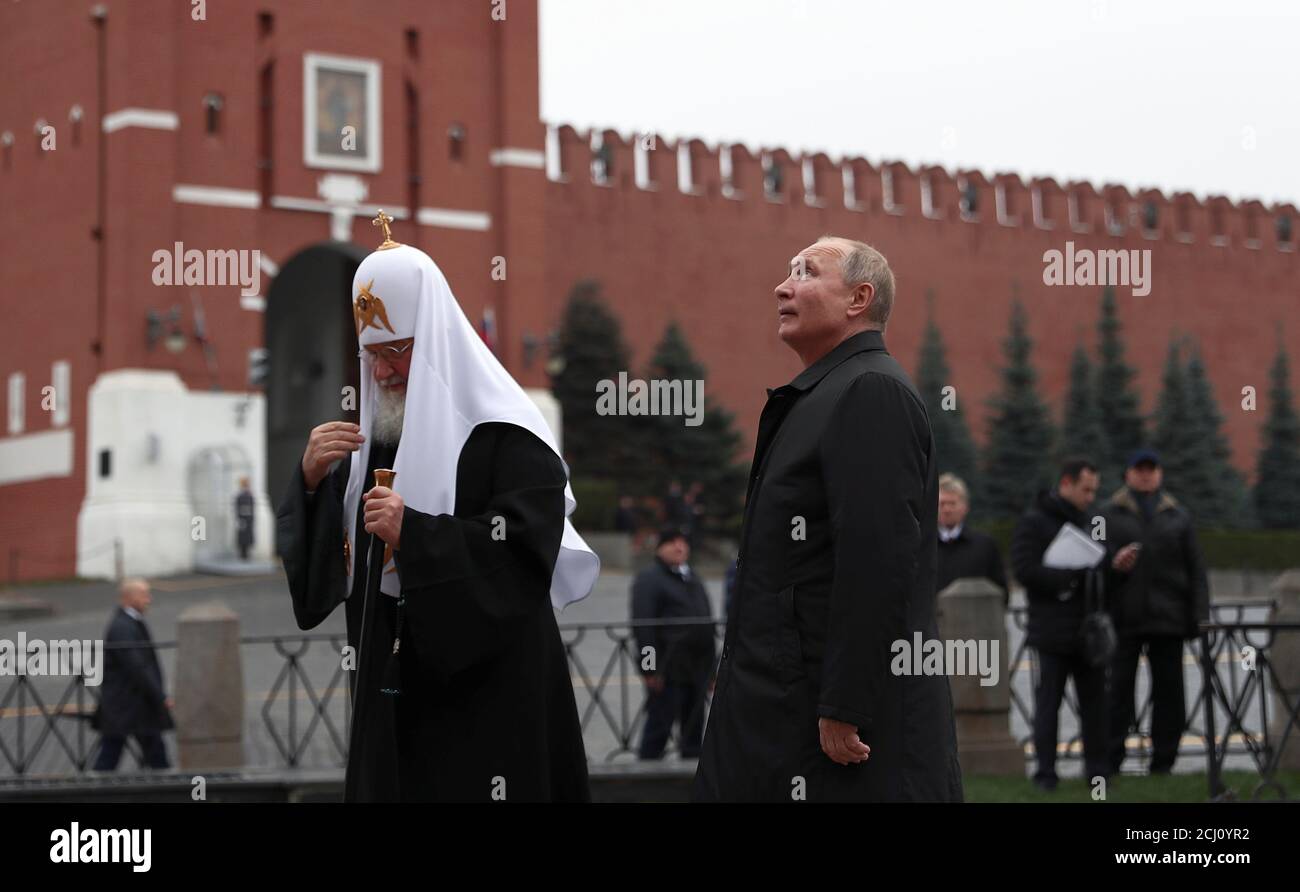 President vladimir putin laying flowers hi-res stock photography and ...