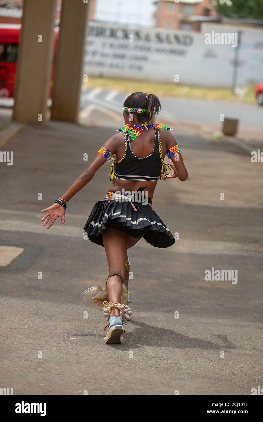 Africa girl dance hi-res stock photography and images - Alamy