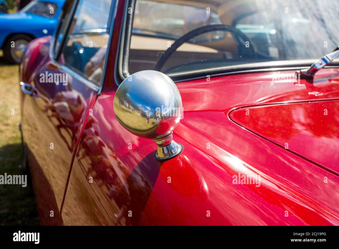 Red car side view hi-res stock photography and images - Alamy