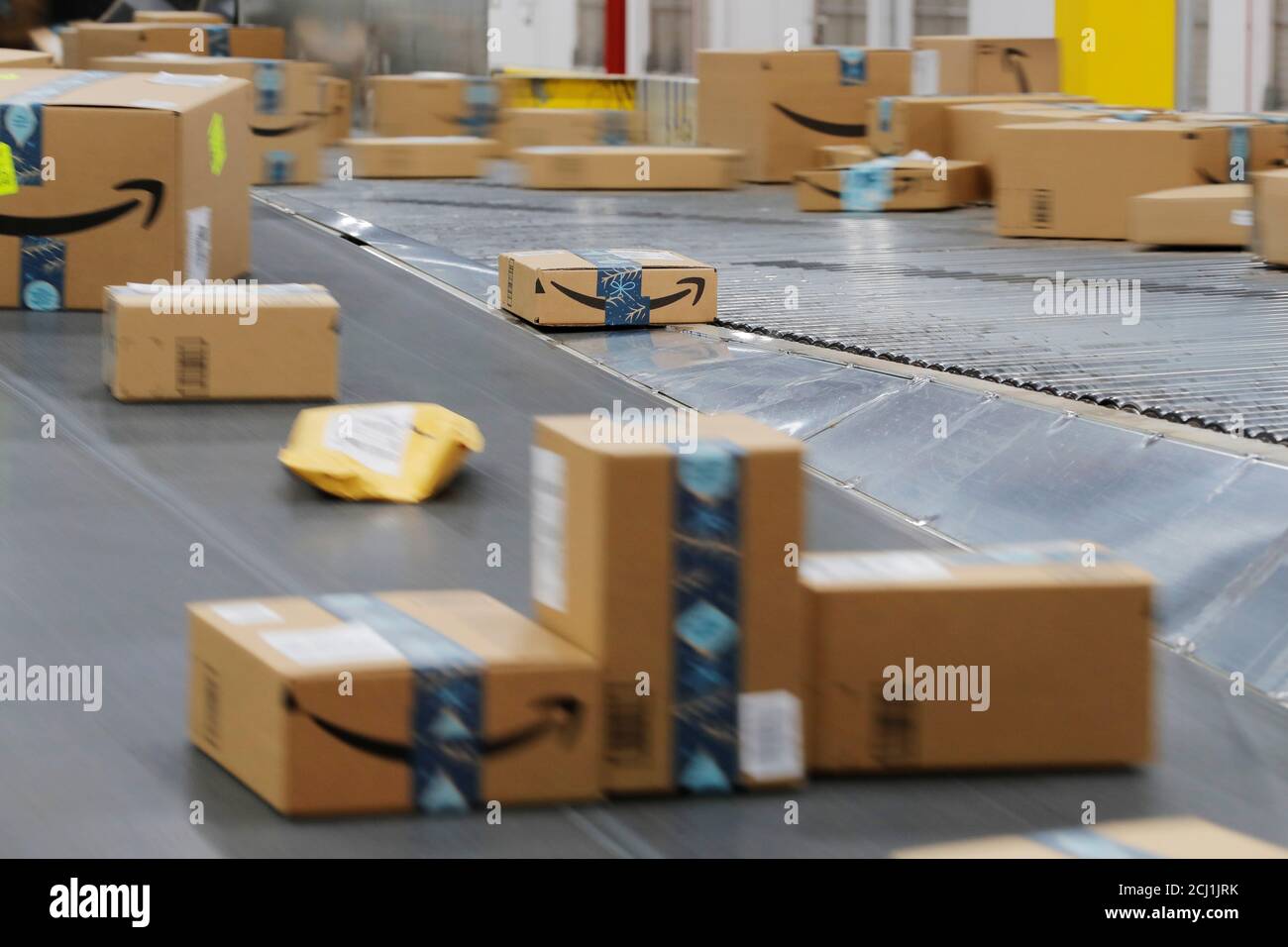 Amazon fulfillment center conveyor hi-res stock photography and images ...